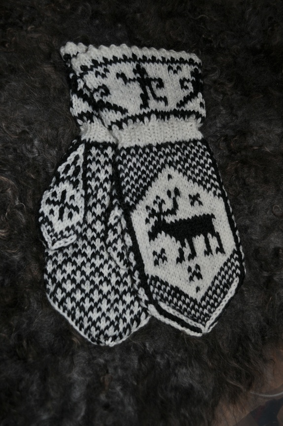 Håndstrikka votter - Epla