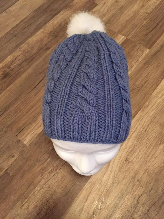 Lue med flettemønster og pelsdusk - Epla