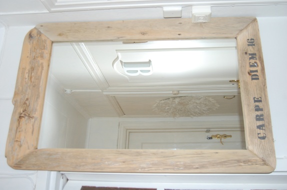 Speil håndlaget med ramme av drivved - Epla