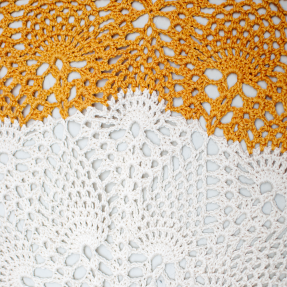 SALG - 50% - Hvit og gul duk - Epla