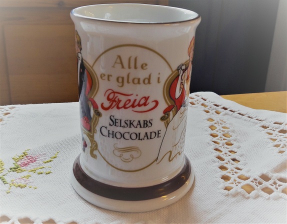 Kopp fra Porsgrund med reklamemotiv fra Freia - Epla