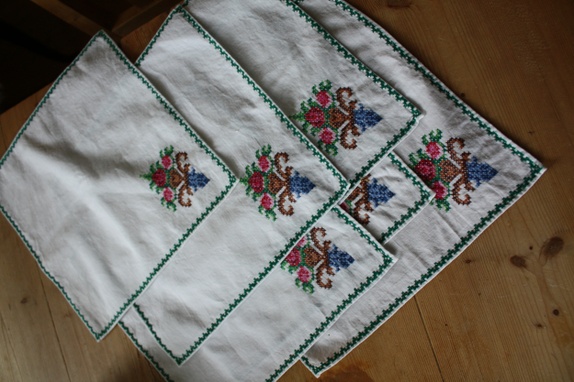 Sommarlege, broderte serviettar - Epla
