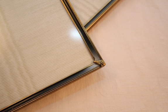 To vintage rammer i metall - Epla