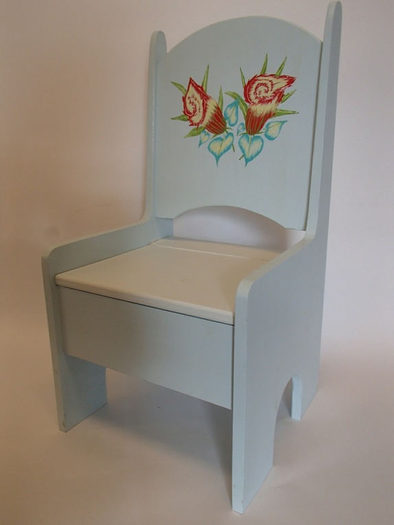 Rosemalt barnestol med hemmelig rom - Epla