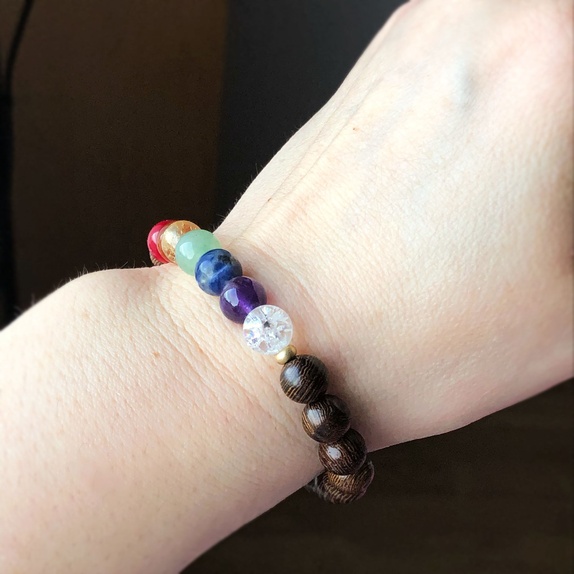 Unikt håndlaget tre og halvedelsten chakra armbånd, laget på bestilling, reservert - Epla