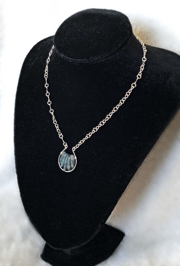 Håndlaget halskjede med svane lås & wire anheng med kyanitt, .925 sølv. FRI FRAKT - Epla