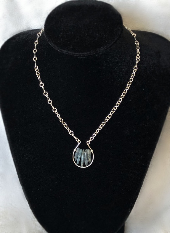 Håndlaget halskjede med svane lås & wire anheng med kyanitt, .925 sølv. FRI FRAKT - Epla