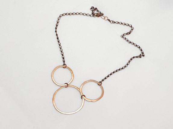 Kobber sirkler. Håndlaget anheng med merkelig kjede. - Epla