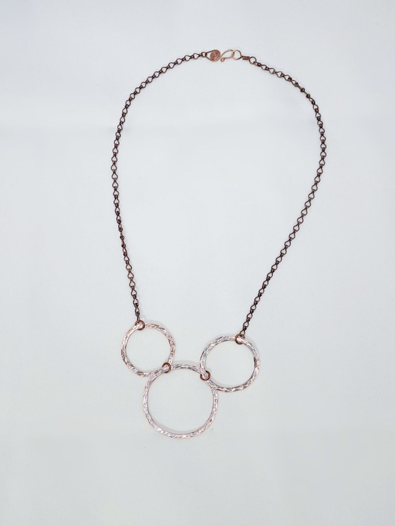 Kobber sirkler. Håndlaget anheng med merkelig kjede. - Epla