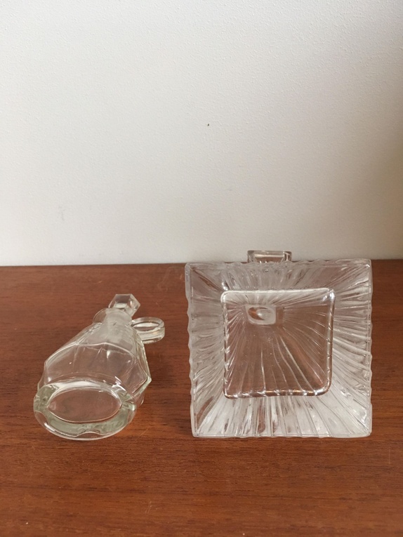 To gamle parfymeflasker av glass - Epla