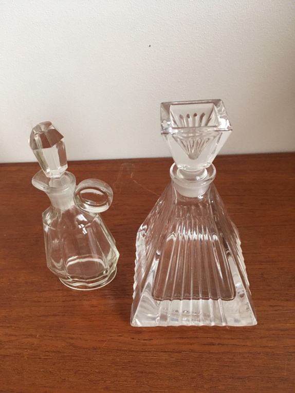 To gamle parfymeflasker av glass - Epla