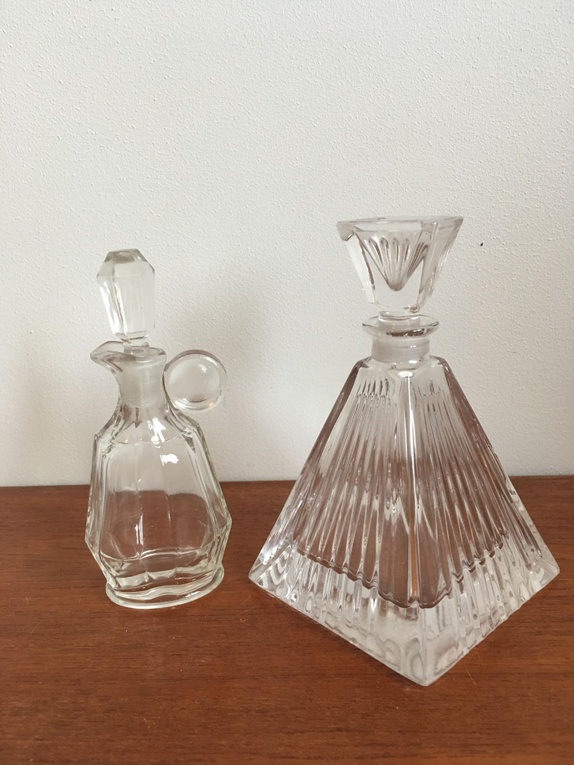 To gamle parfymeflasker av glass - Epla