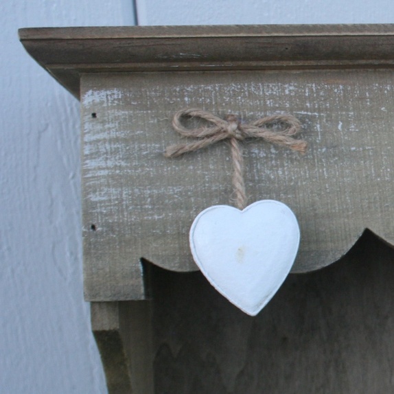 Trehylle i brunt med kroker og hjerter - Epla