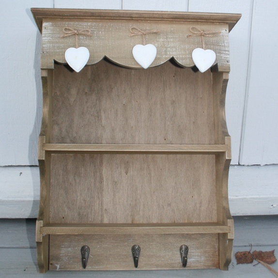 Trehylle i brunt med kroker og hjerter - Epla