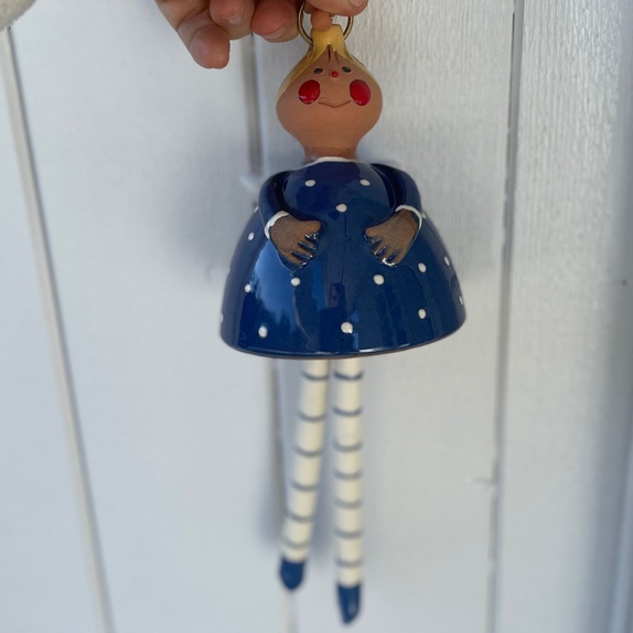 Keramikk-engel med dinglende ben - Epla