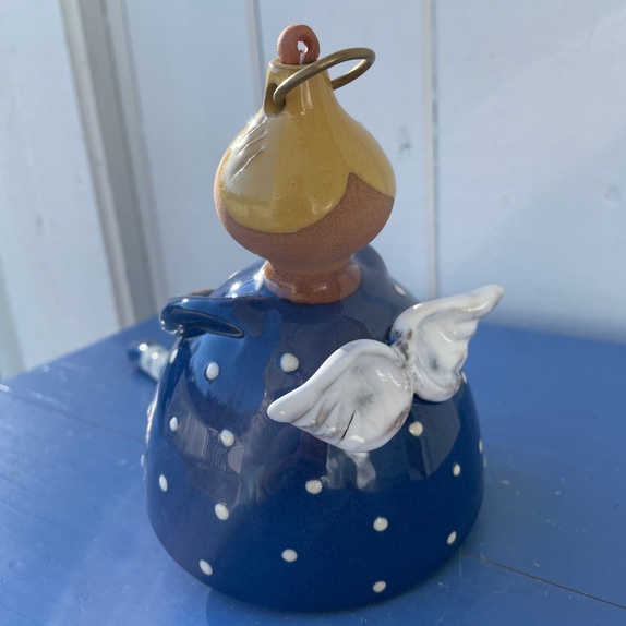 Keramikk-engel med dinglende ben - Epla