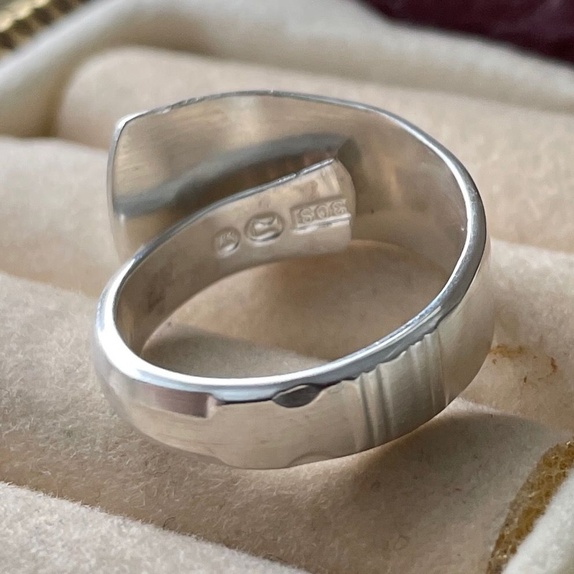 Håndlaget sølvring i sober utgave - Epla