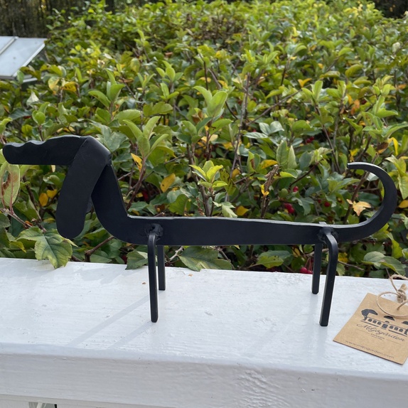 Dachs i stilisert form - sort metall - Epla