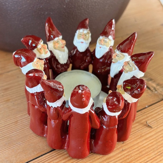 Telysholder: Røde nisser i ring - Epla