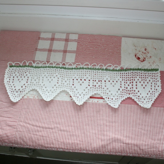 Heklet hjerte-kappe med grønn kant - Epla