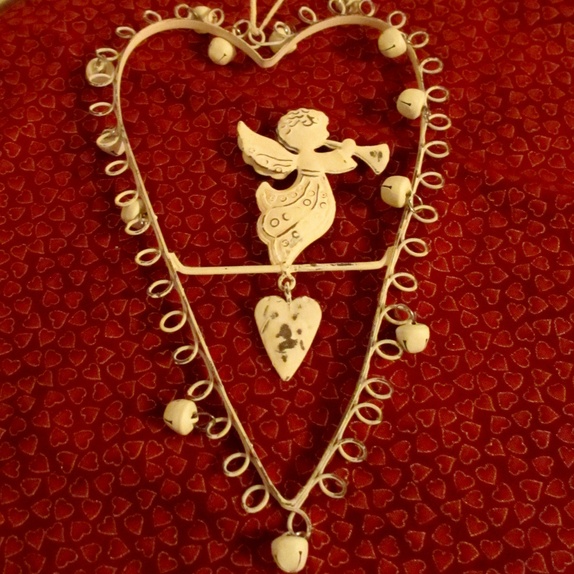 Hvit hjertekrans med basun-engel - Epla