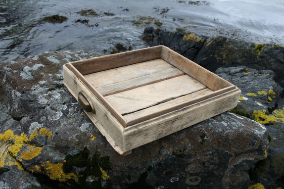 Sjarmerende serveringsbrett i rekved (drivved).Fri frakt. - Epla