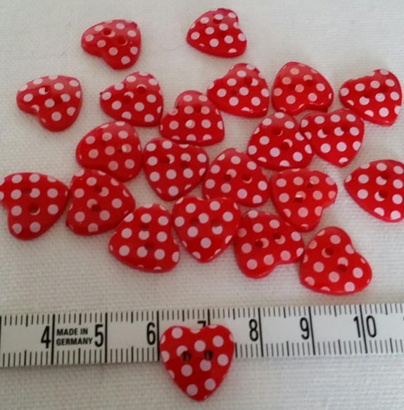 20 stk Hjerteknapper røde m hvite prikker. - Epla