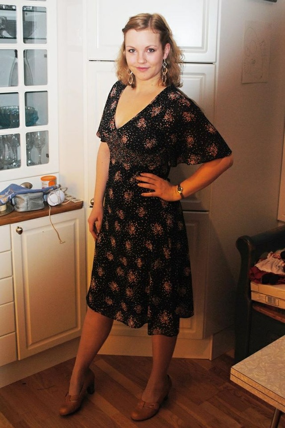 Sort kjole med flagre-ermer - Epla