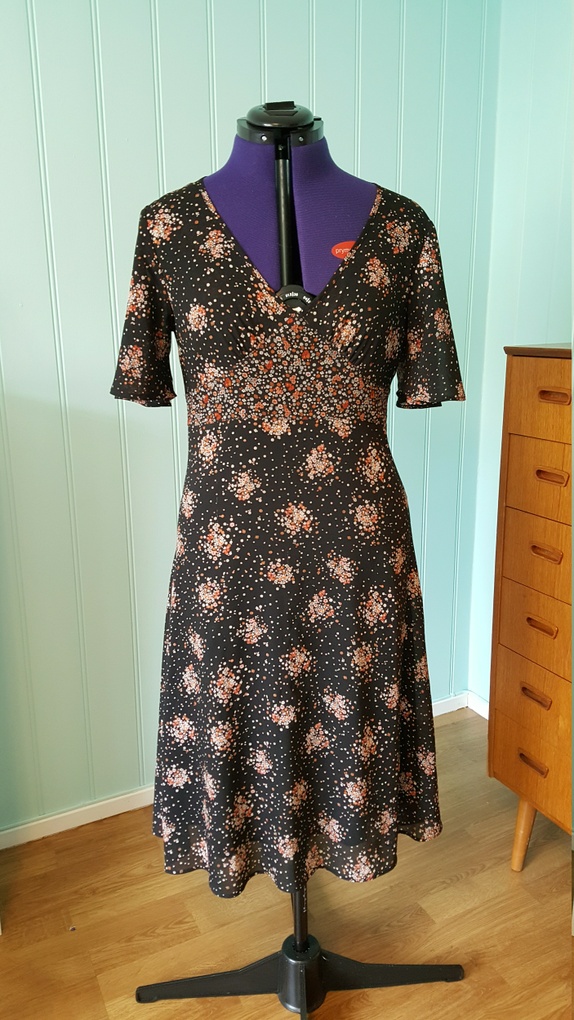 Sort kjole med flagre-ermer - Epla