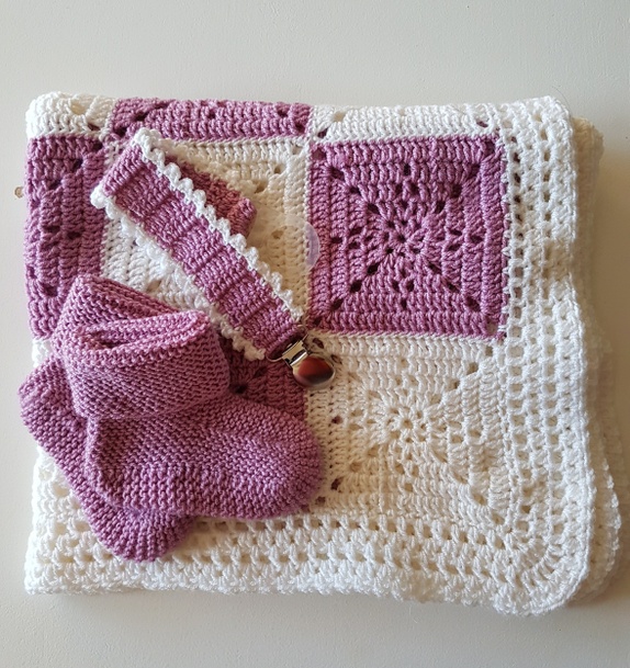 Heklet babyteppe med sokker - Epla