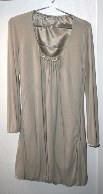 Nydelig og behagelig kremfarget kjole, str 38/M - Epla