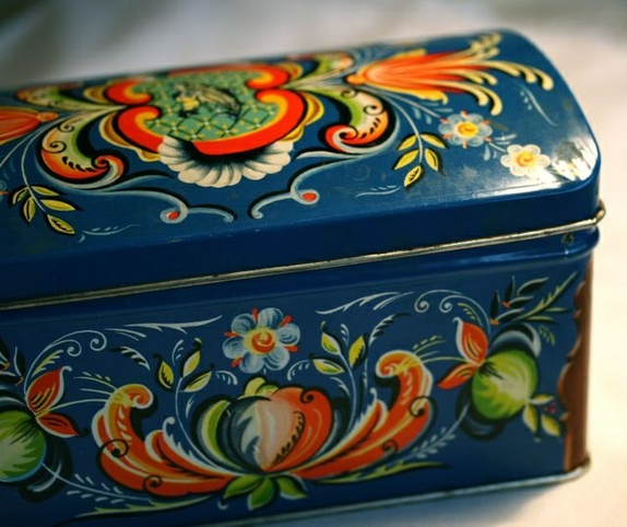 Gammel metallboks med "rosemalt" motiv - Epla
