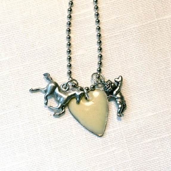 Charms-kjede med engel, hjerte og hest - Epla