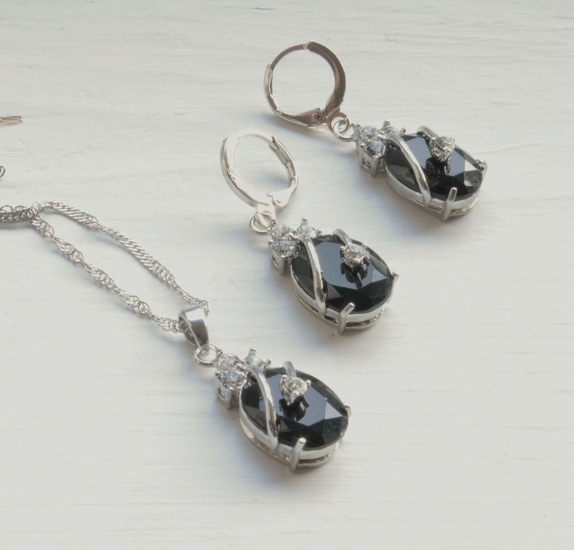 SALG 50 % Smykkesett i svart - Epla