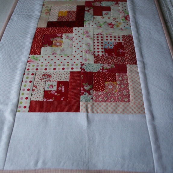 Lappeteknikk-løper i brokade og log cabin - Epla