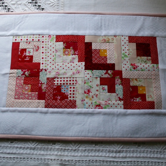 Lappeteknikk-løper i brokade og log cabin - Epla