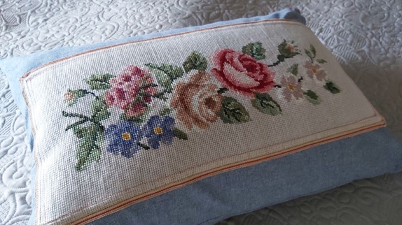 Pute med broderi 60 x 40 cm. - Epla