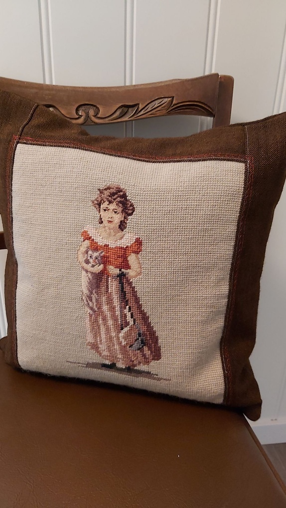 Pute med broderi. - Epla