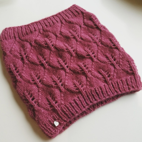 Vakker mørkelilla løvsprett hals/buff til voksen - Epla