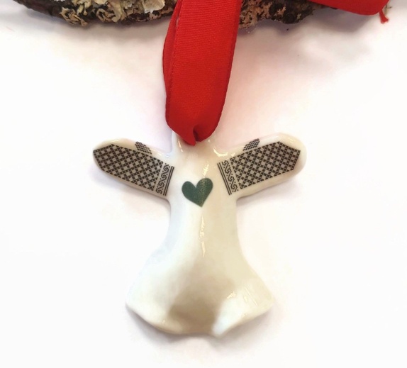 1 stk votteengel porselen med selbuvotter med hjerte - Epla