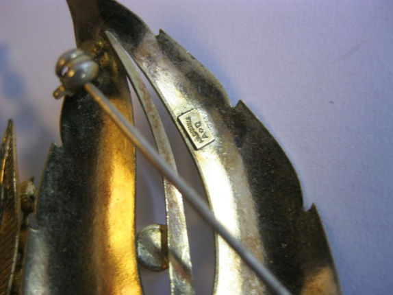 Tre gamle brosjer - Epla