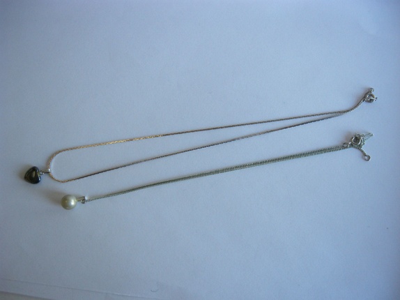 To halskjeder med anheng - Epla