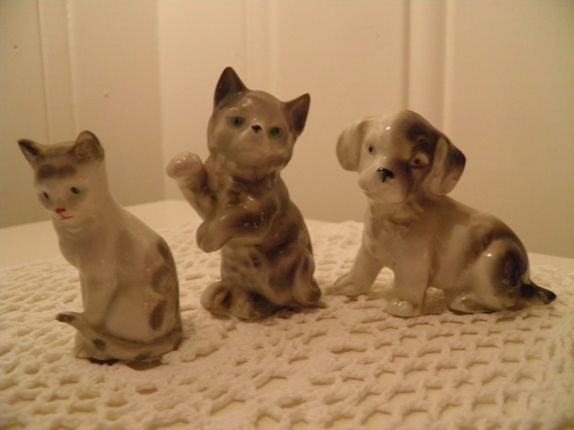Eldre porselensfigurer , hund og katt. - Epla