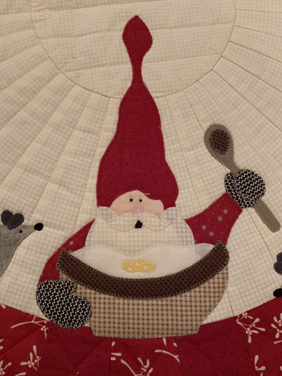 «På låven sitter Nissen» rund juleduk - Epla