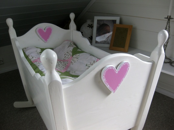 Hjerteformet vuggepynt utskjært i tre - Epla