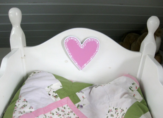 Hjerteformet vuggepynt utskjært i tre - Epla