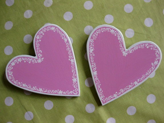 Hjerteformet vuggepynt utskjært i tre - Epla