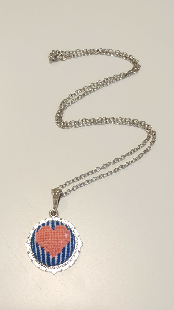 Brodert smykke med hjerte - Epla