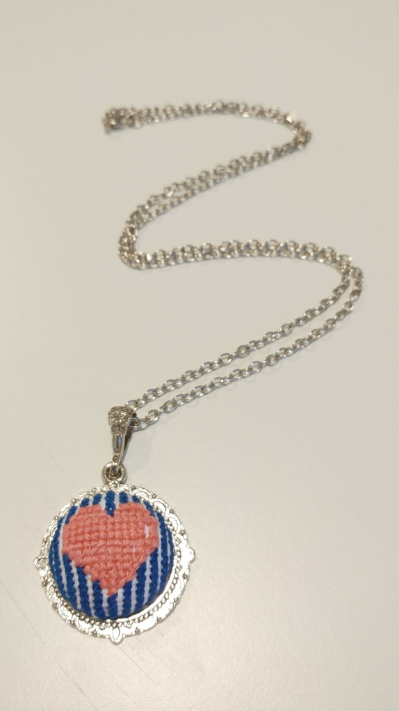 Brodert smykke med hjerte - Epla