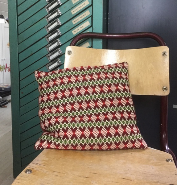 Stilig retro pute - brodert - Epla